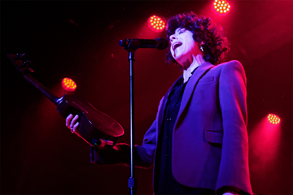 LP Shakes Up Phoenix Sold Out Crowd - Burning Hot Events