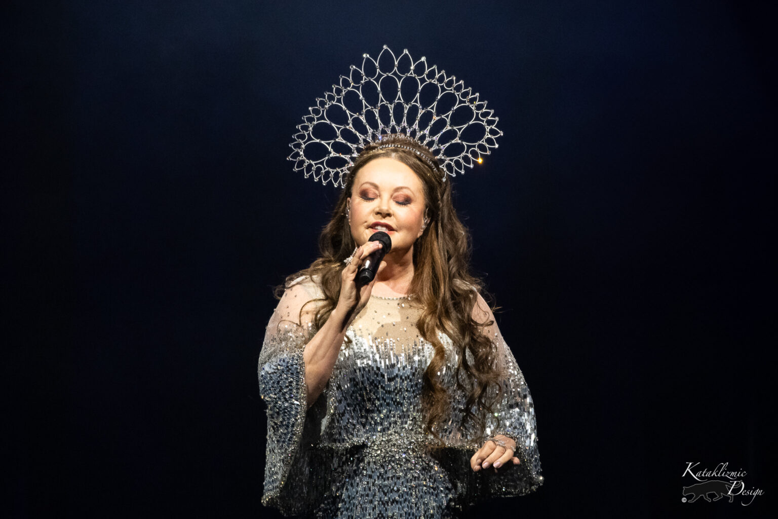 Sarah Brightman's 'A Christmas Symphony' Enchants Phoenix - Burning Hot ...